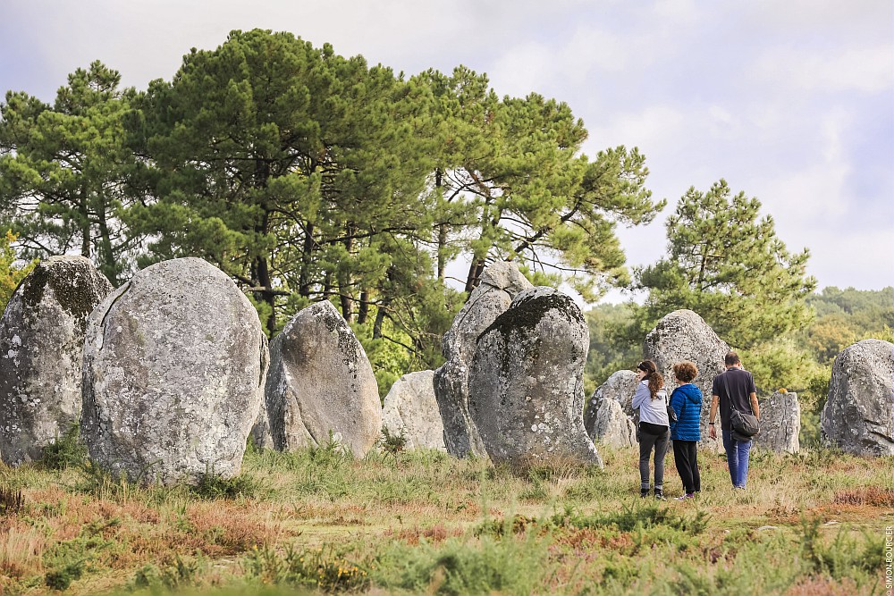 Carnac et ses mégalithes : découvrez les mystères des alignements de ...
